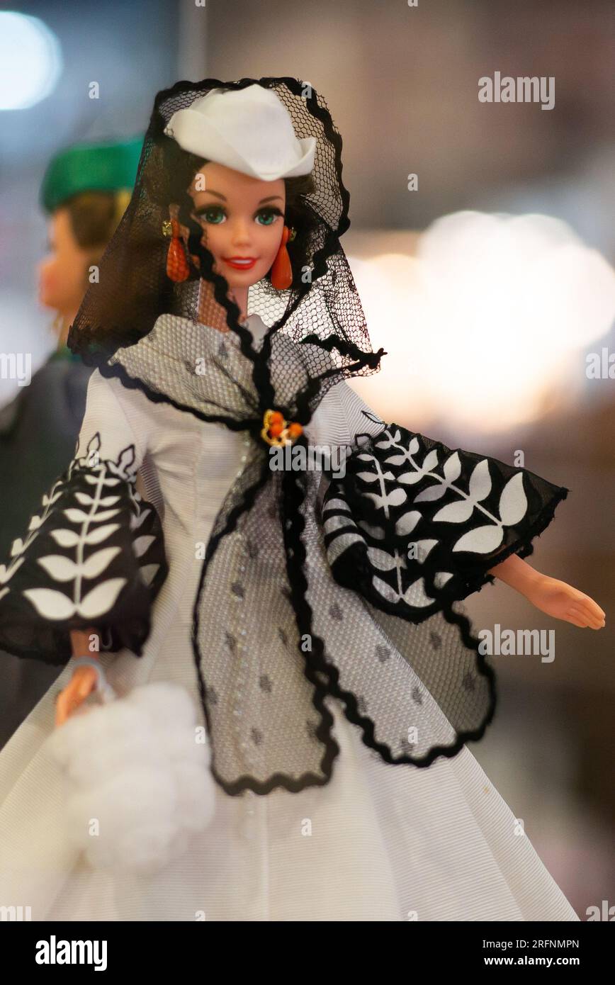 Une poupée Barbie est exposée à l'exposition «Barbie film and Fashion», plus de 200 poupées ...