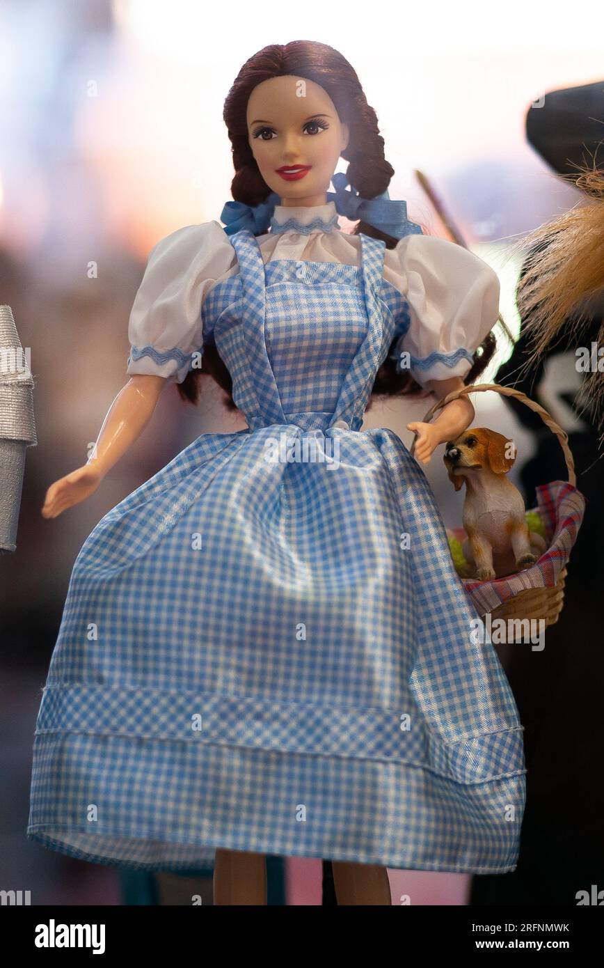 Une poupée Barbie est exposée à l'exposition «Barbie film and Fashion», plus de 200 poupées ...