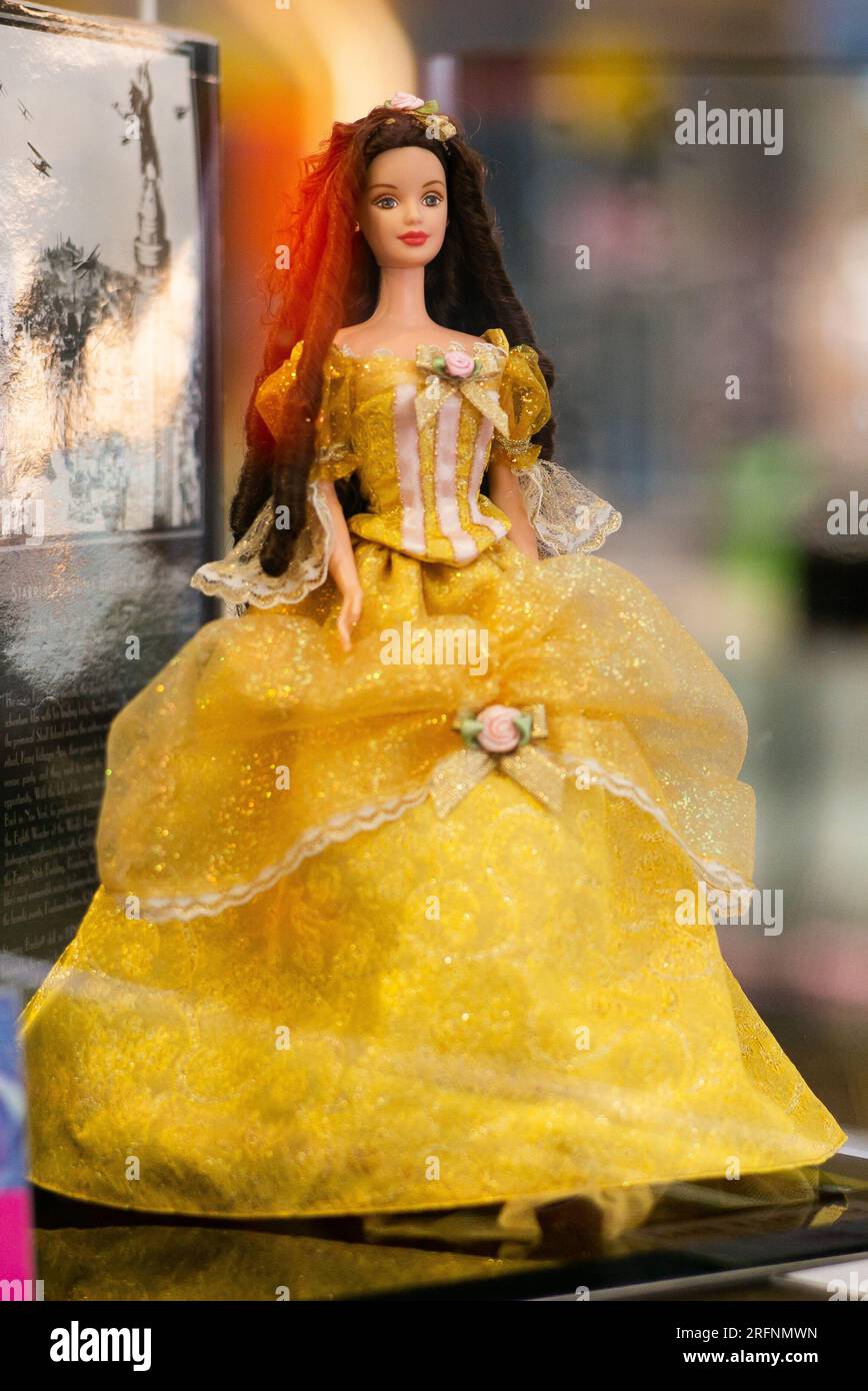 Une poupée Barbie est exposée à l'exposition «Barbie film and Fashion», plus de 200 poupées ...