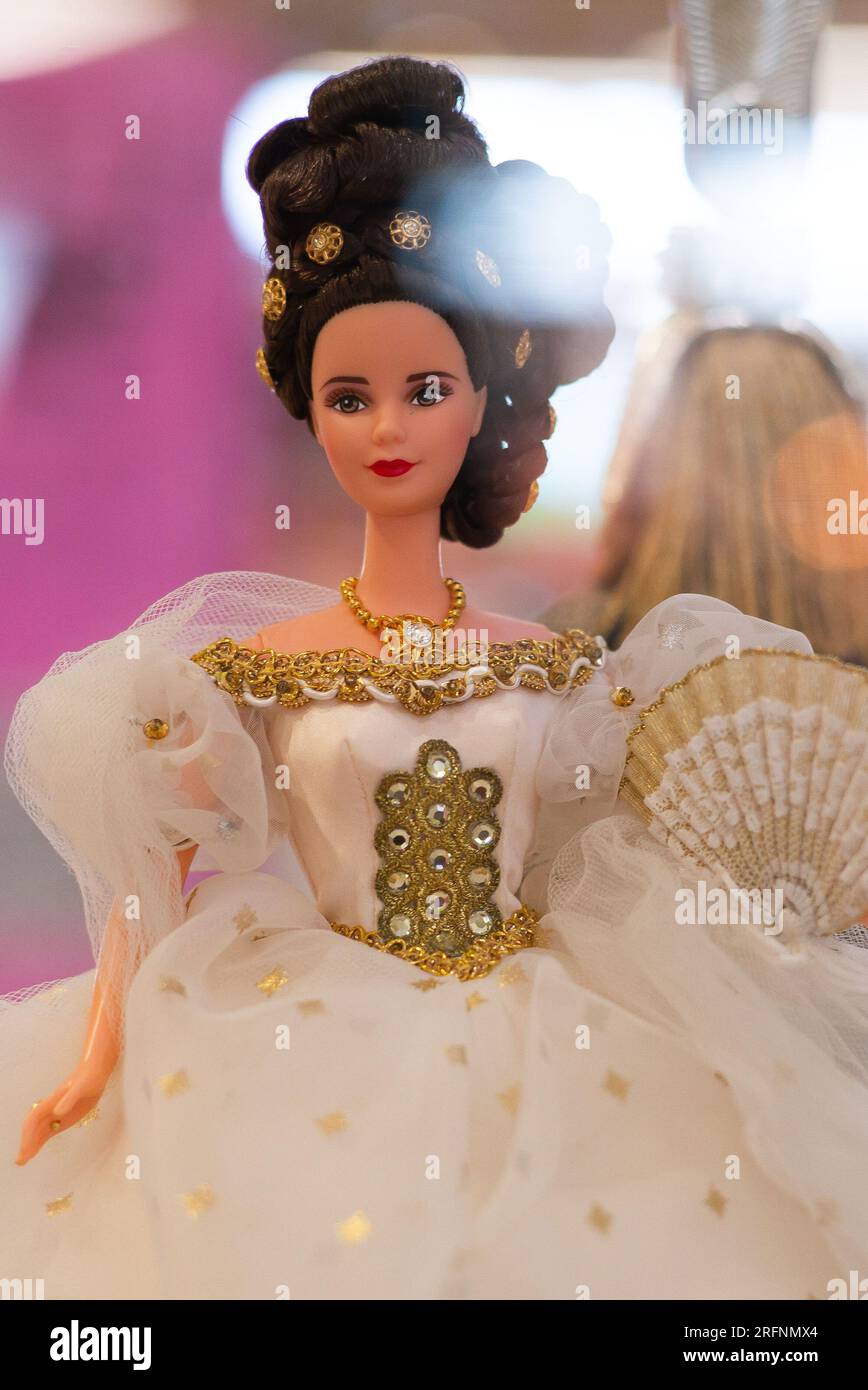 Une poupée Barbie est exposée à l'exposition «Barbie film and Fashion», plus de 200 poupées ...
