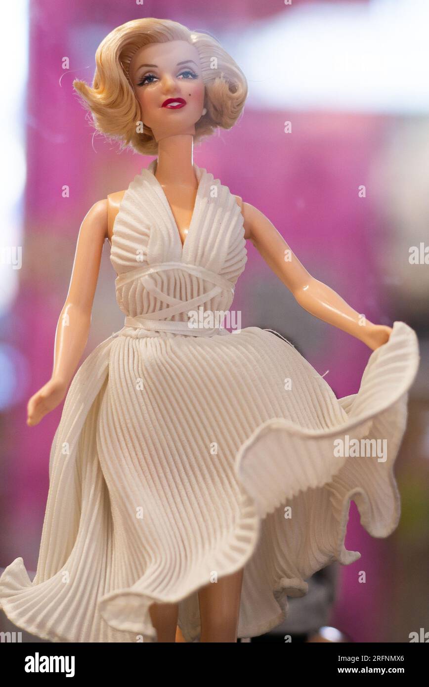 Une poupée Barbie est exposée à l'exposition «Barbie film and Fashion», plus de 200 poupées ...