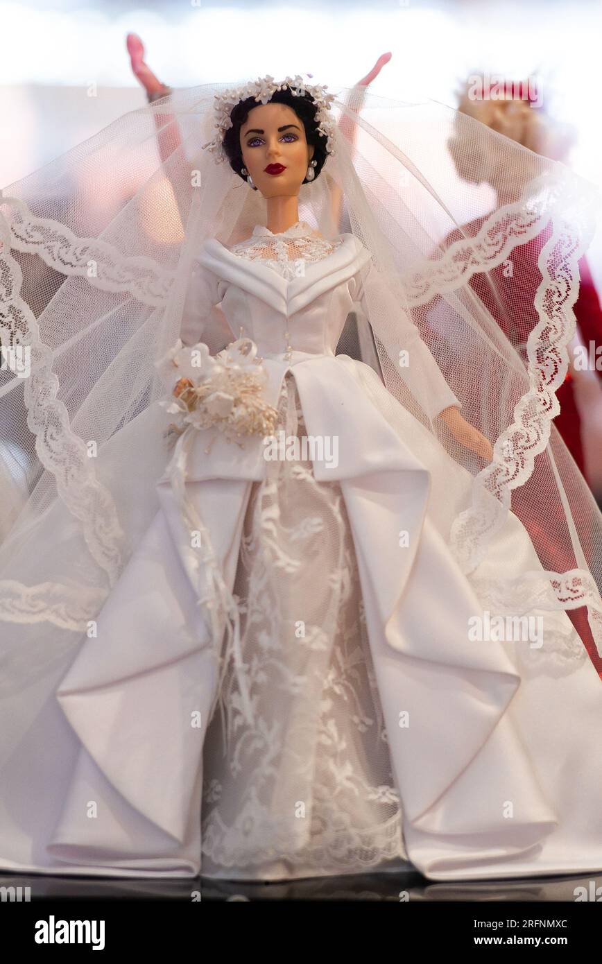 Une poupée Barbie est exposée à l'exposition «Barbie film and Fashion», plus de 200 poupées ...