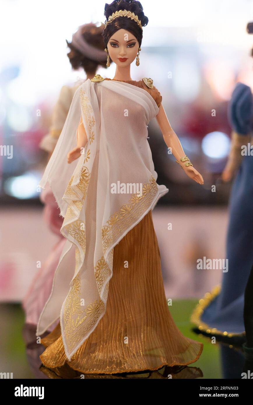 Une poupée Barbie est exposée à l'exposition «Barbie film and Fashion», plus de 200 poupées ...