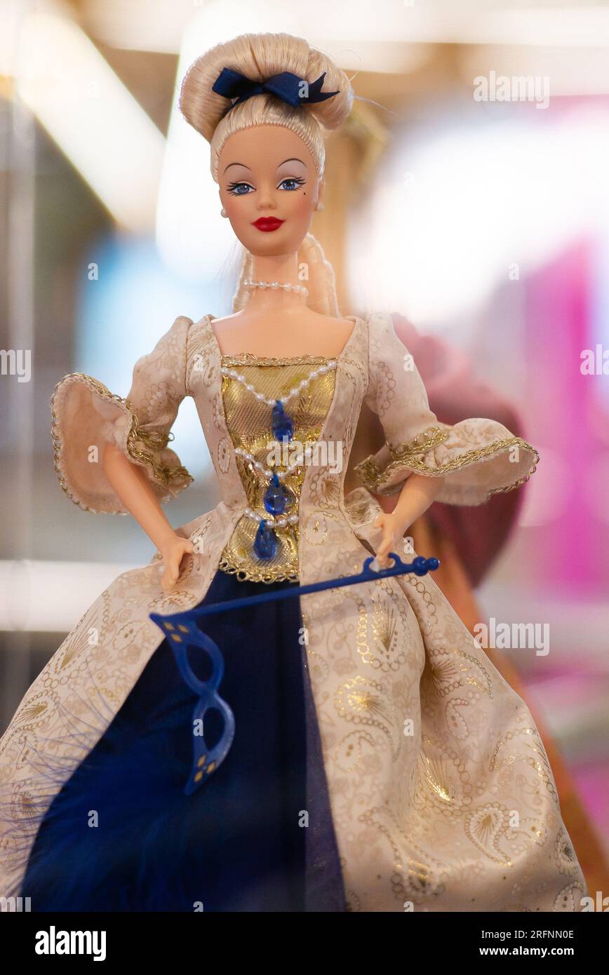 Une poupée Barbie est exposée à l'exposition «Barbie film and Fashion», plus de 200 poupées ...