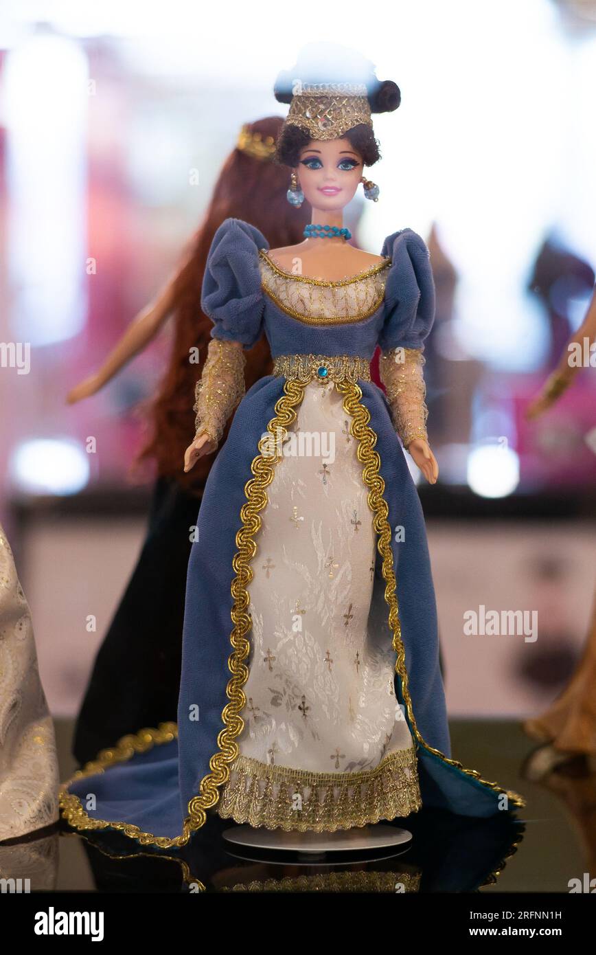 Une poupée Barbie est exposée à l'exposition «Barbie film and Fashion», plus de 200 poupées ...
