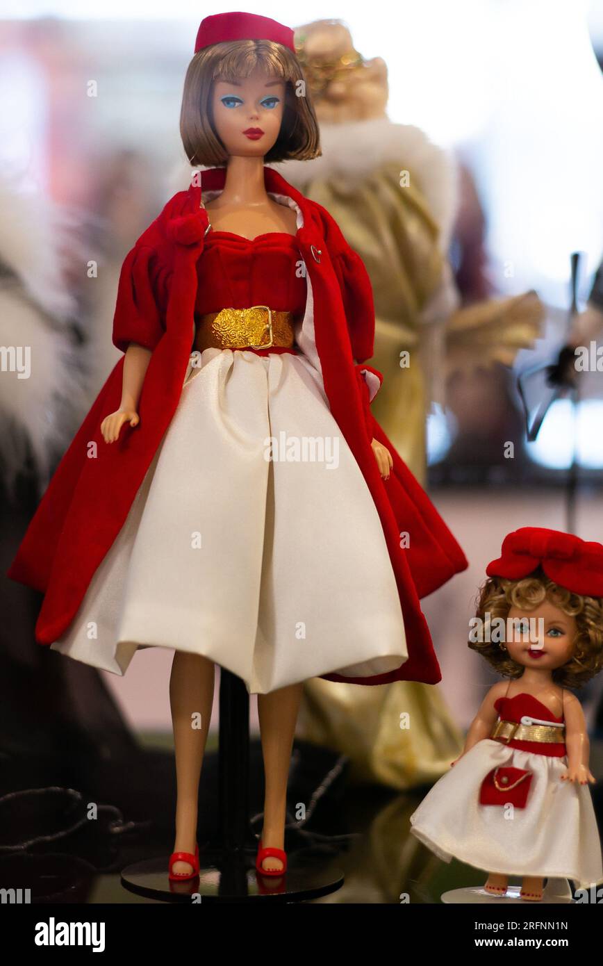 Une poupée Barbie est exposée à l'exposition «Barbie film and Fashion», plus de 200 poupées ...