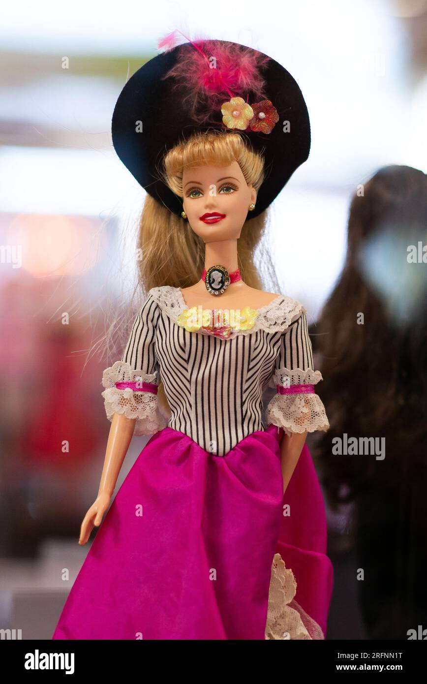 Une poupée Barbie est exposée à l'exposition «Barbie film and Fashion», plus de 200 poupées ...