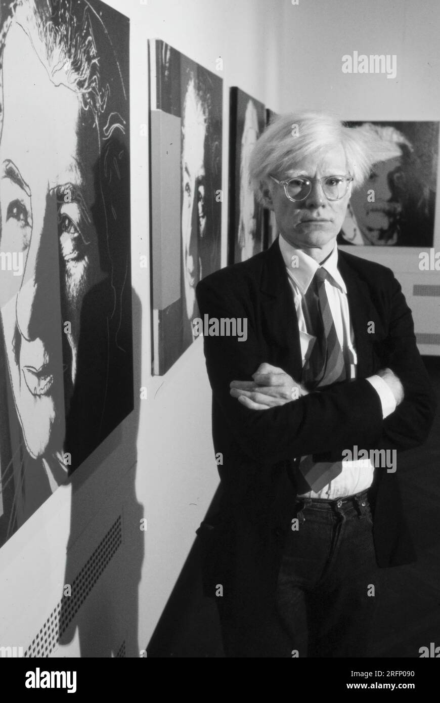 Andy Warhol dans une galerie de New York avec ses portraits d'art en ...