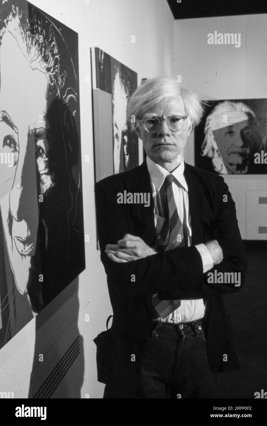 Andy Warhol dans une galerie de New York avec ses portraits d'art en ...