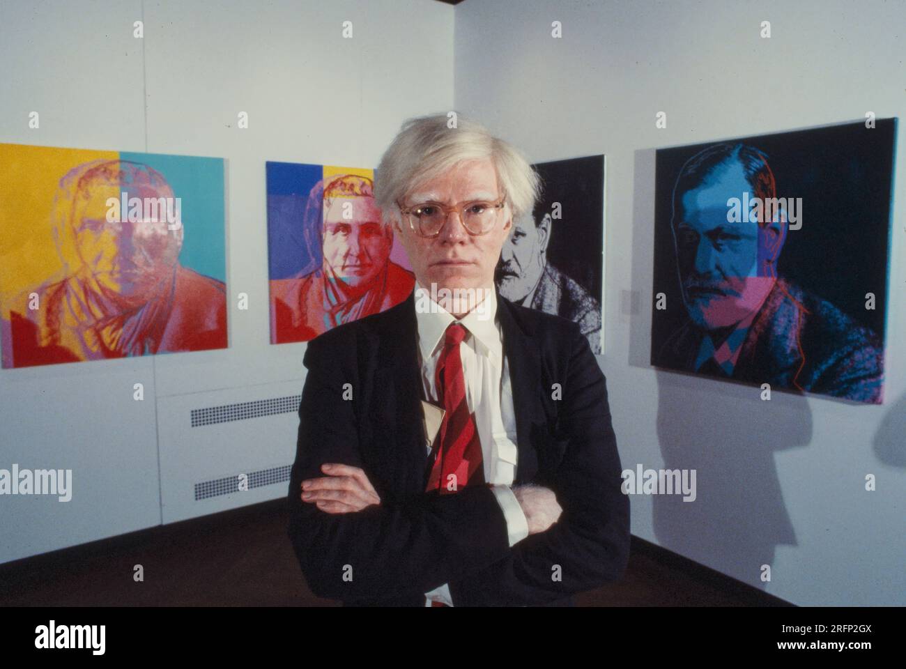 Andy Warhol dans une galerie de New York avec ses portraits d'art en ...