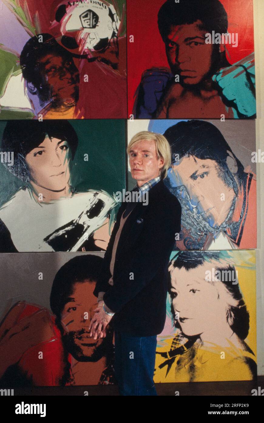 Andy Warhol dans une galerie de New York avec ses portraits d'art en ...