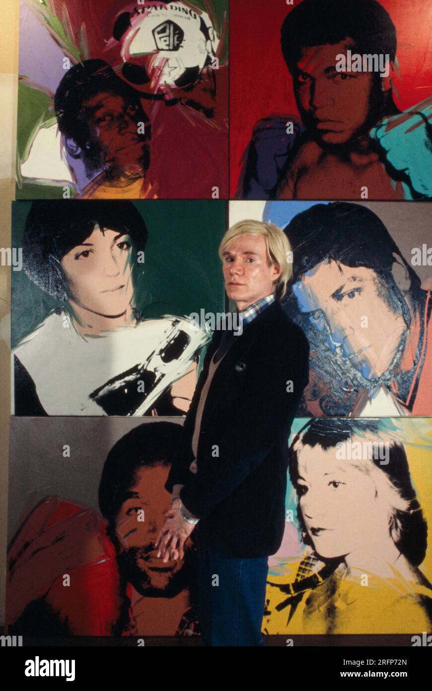 Andy Warhol dans une galerie de New York avec ses portraits d'art en ...