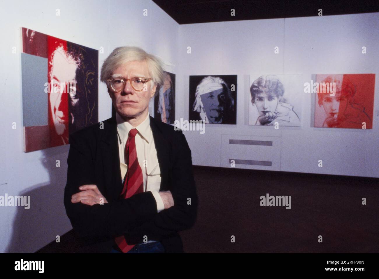 Andy Warhol dans une galerie de New York avec ses portraits d'art en ...