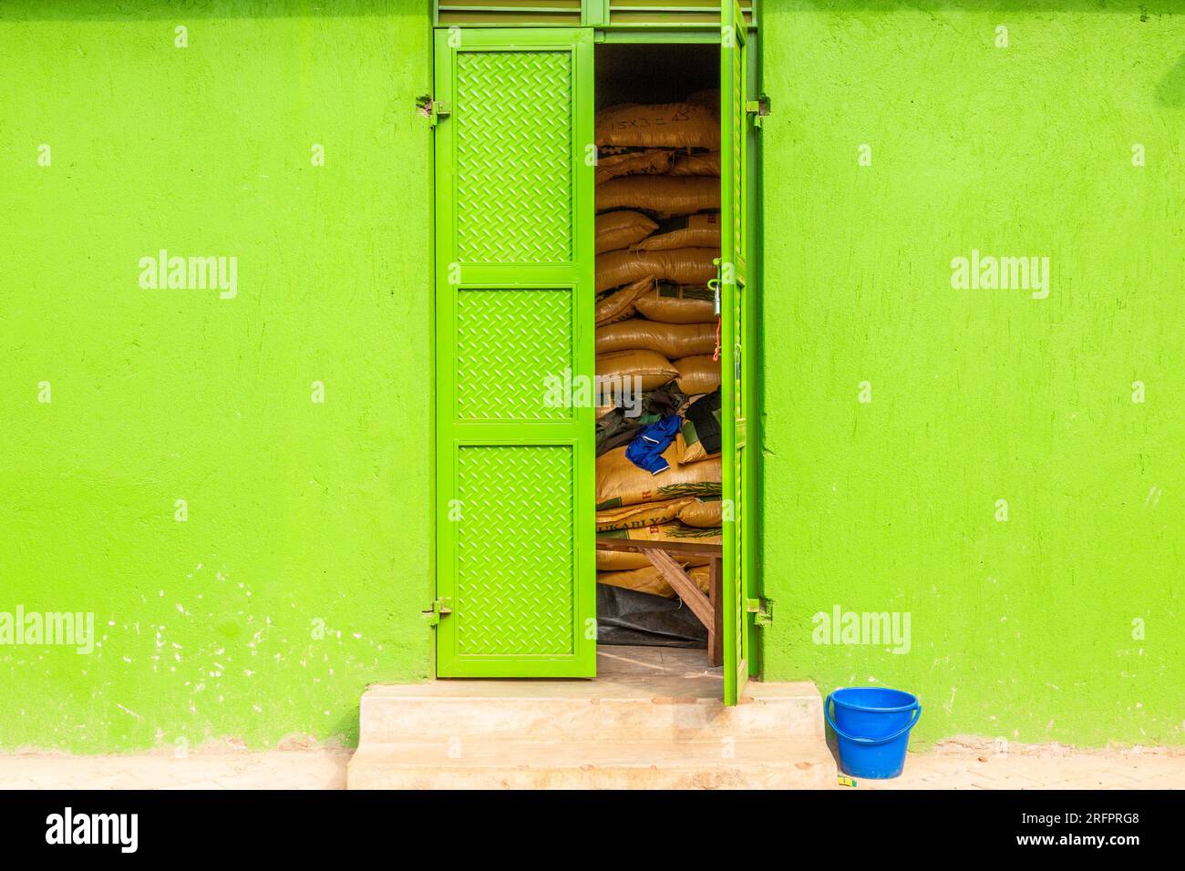 Half open door Banque de photographies et d’images à haute résolution - Alamy