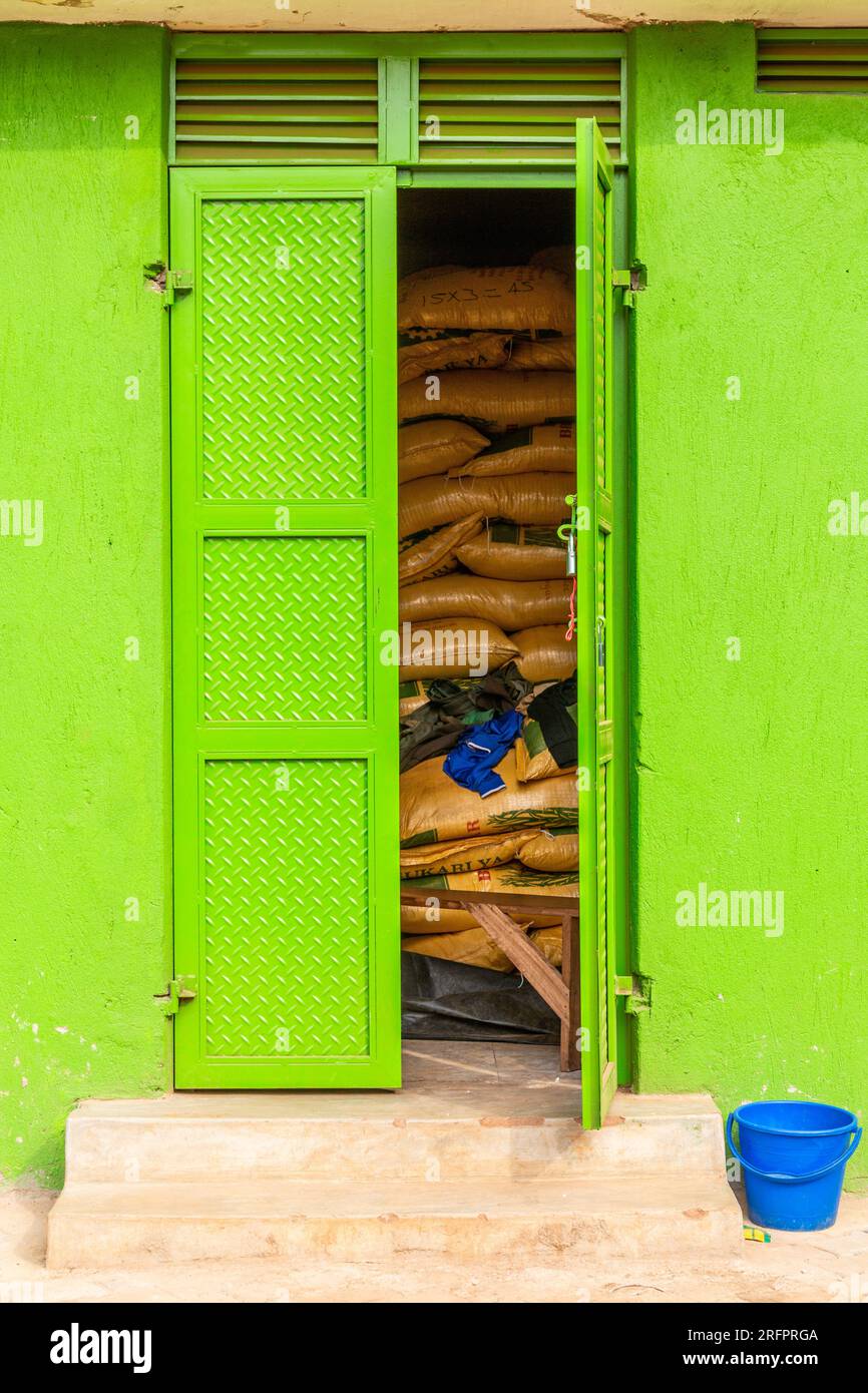 Half open door Banque de photographies et d’images à haute résolution - Alamy