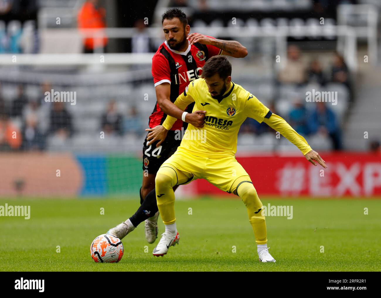 Gaetan Laborde de Nice et Alex Baena de Villarreal se battent pour le ...