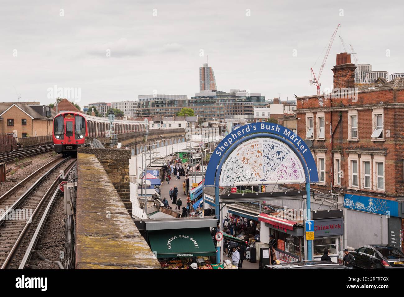 Hammersmith line tube train Banque de photographies et d’images à haute ...