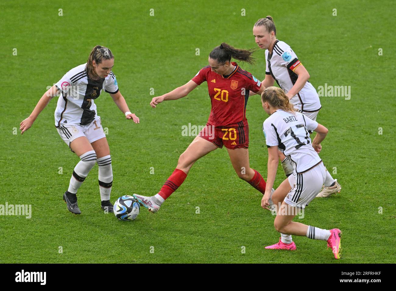 Alina Axtmann (14 ans) d'Allemagne, Erika Gonzalez (20 ans) d'Espagne ...