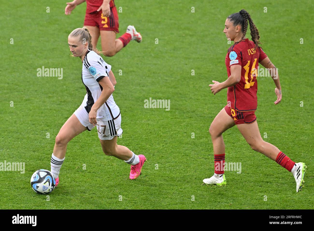 Paulina Bartz (17 ans) d'Allemagne et Olaya Enrique (16 ans) d'Espagne ...