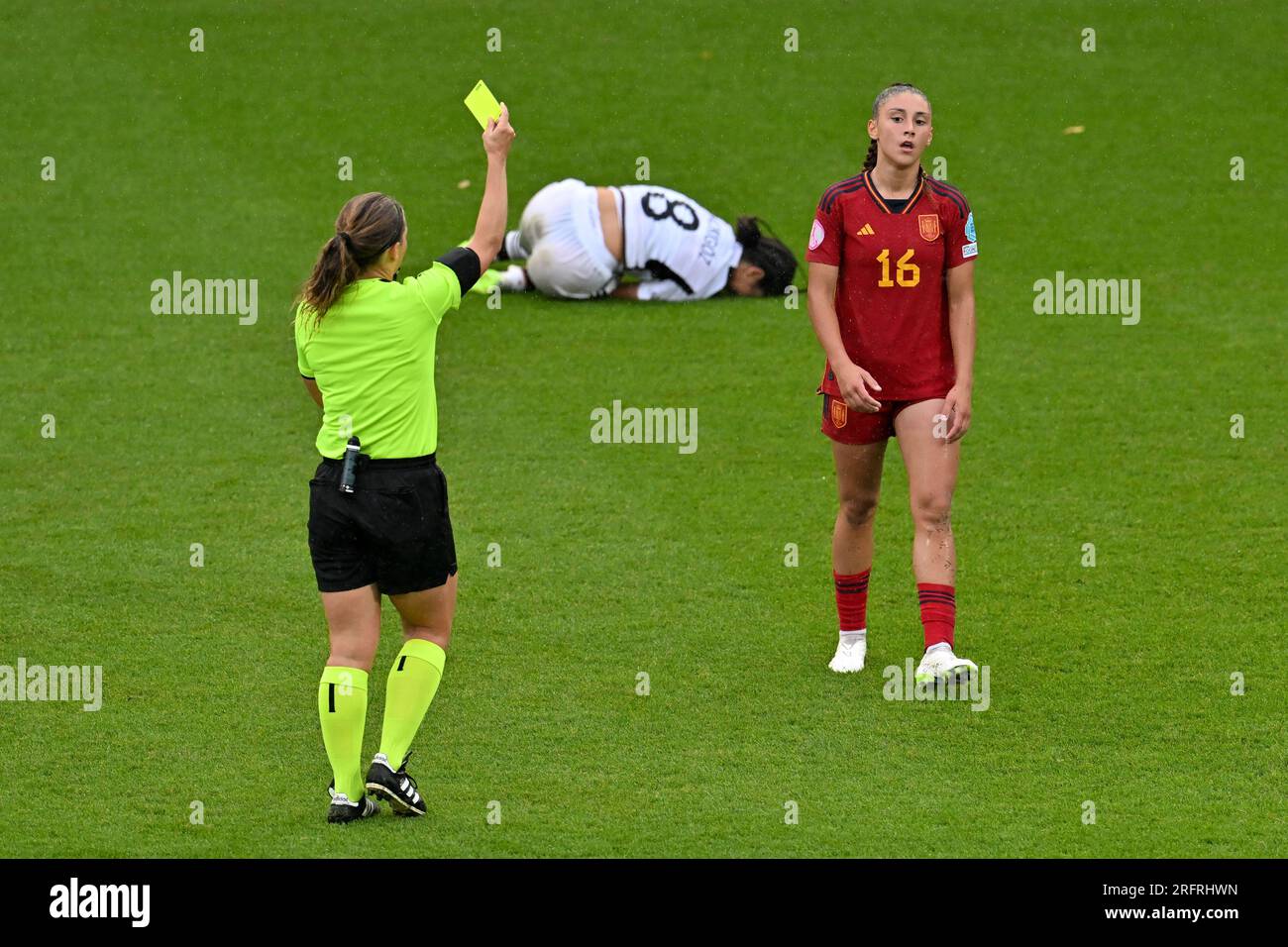 L'arbitre Frida Klarlund en photo donne un carton jaune à Olaya Enrique ...