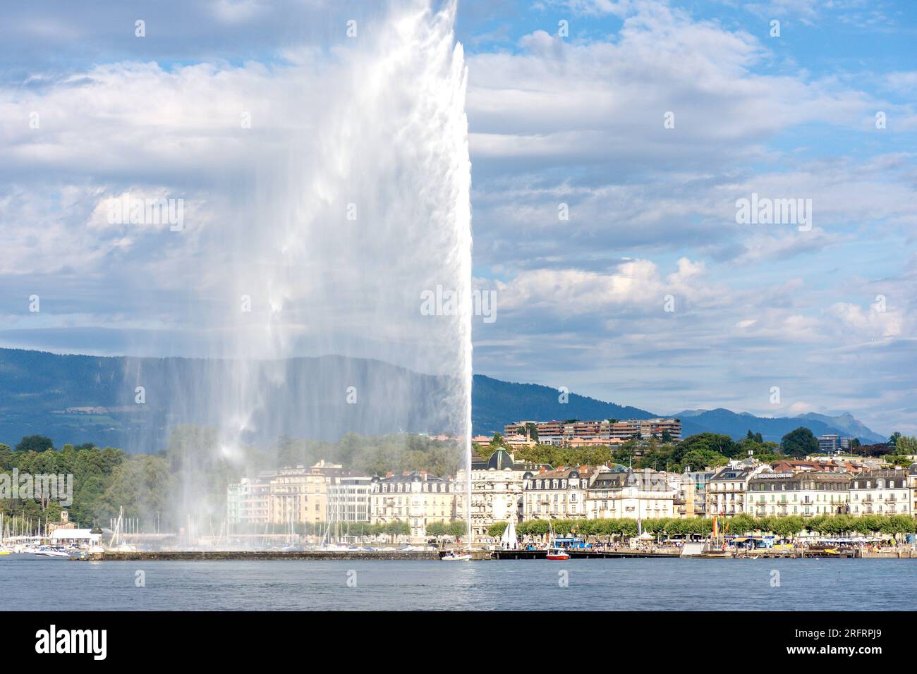La Fontaine d'eau de Genève (Jet d'eau) du Quai du Mont blanc, Genève ...
