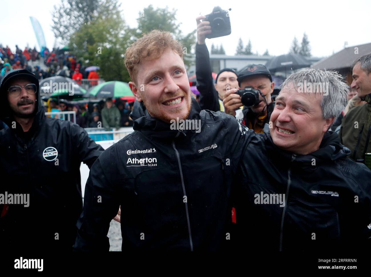 Charlie Hatton, de Grande-Bretagne, célèbre sa victoire en VTT de ...