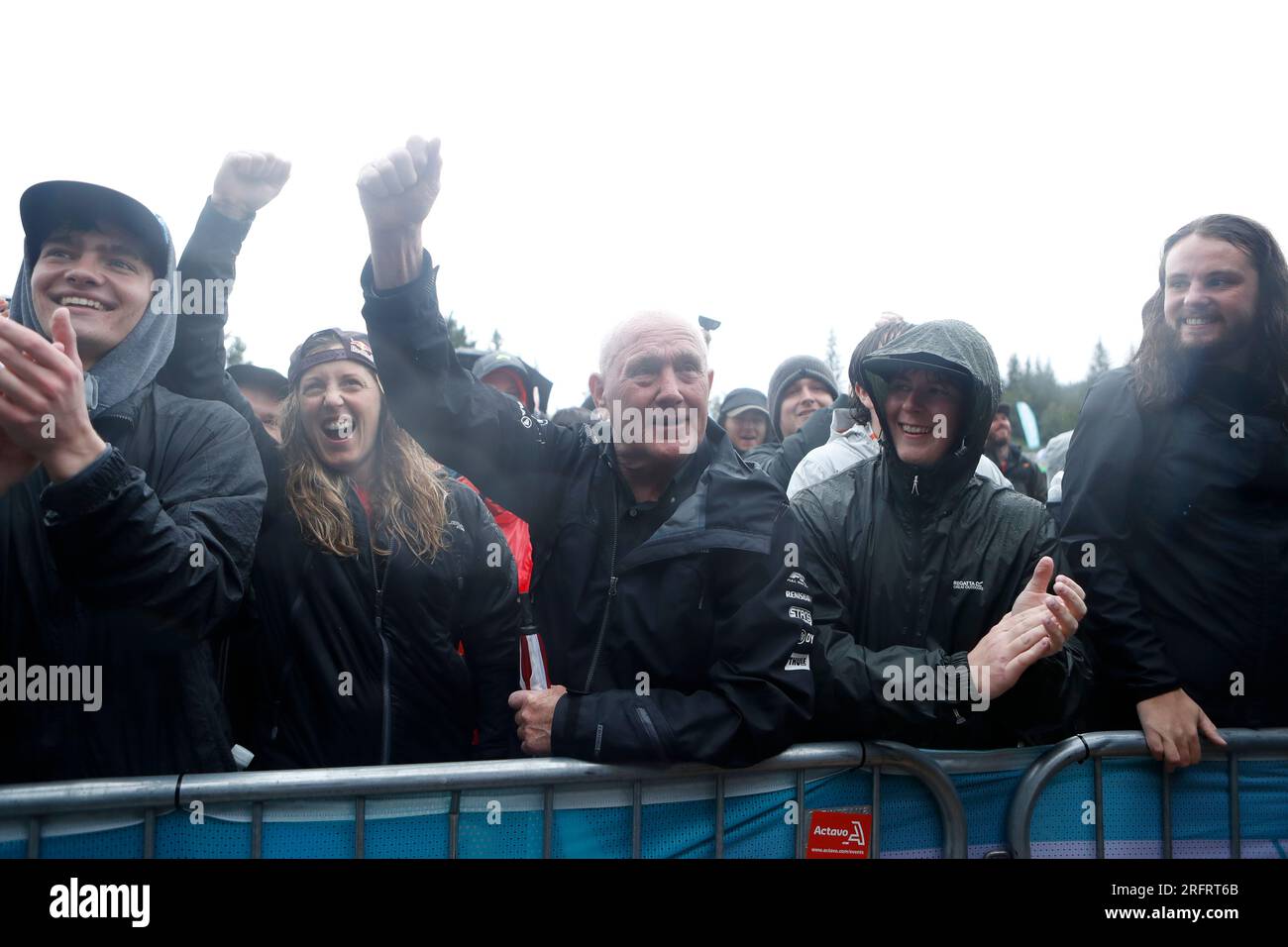 Le père du Britannique Charlie Hatton (au centre) célèbre l'or de son ...