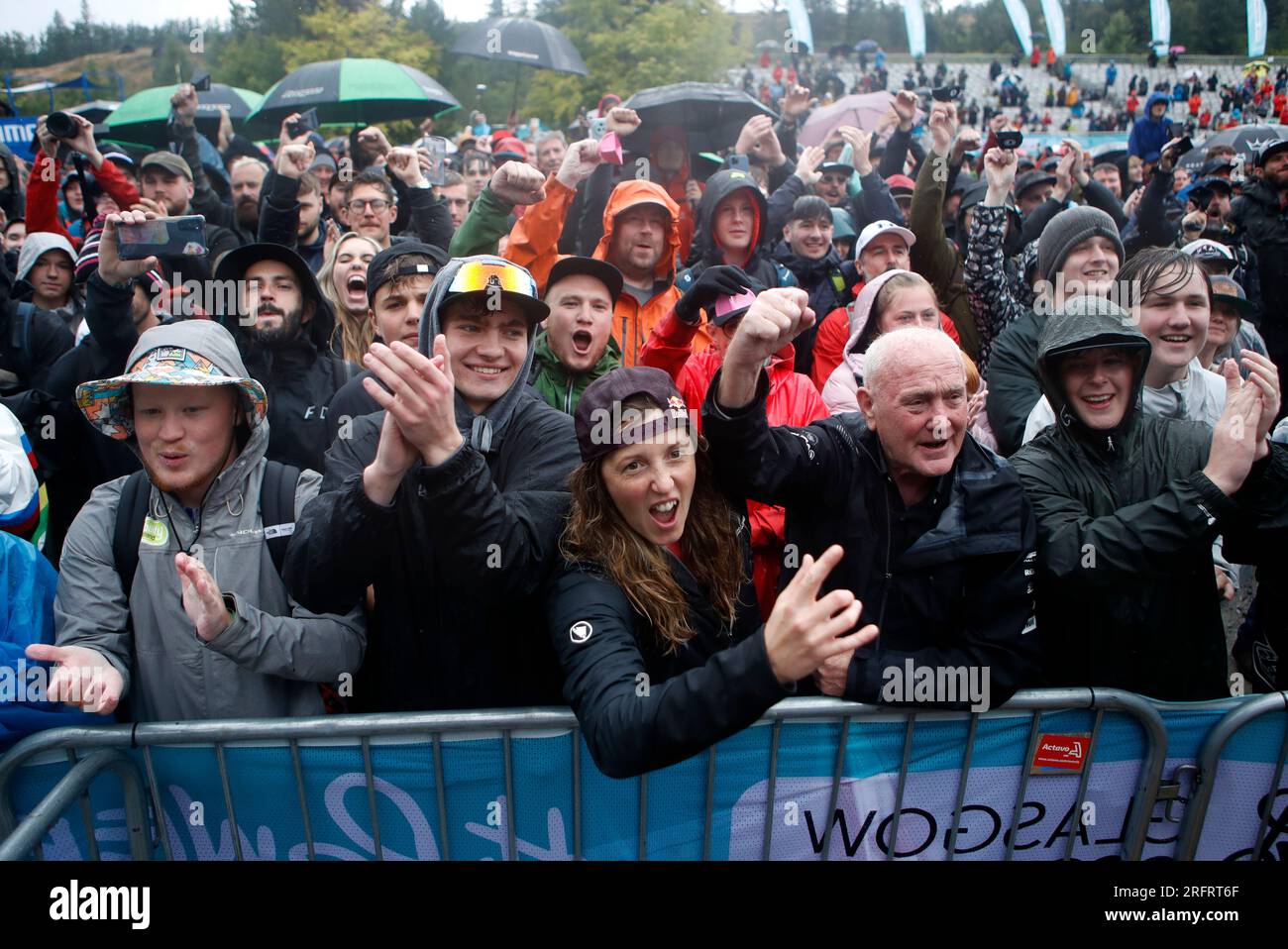 Le père du Britannique Charlie Hatton (deuxième à droite) célèbre l'or ...