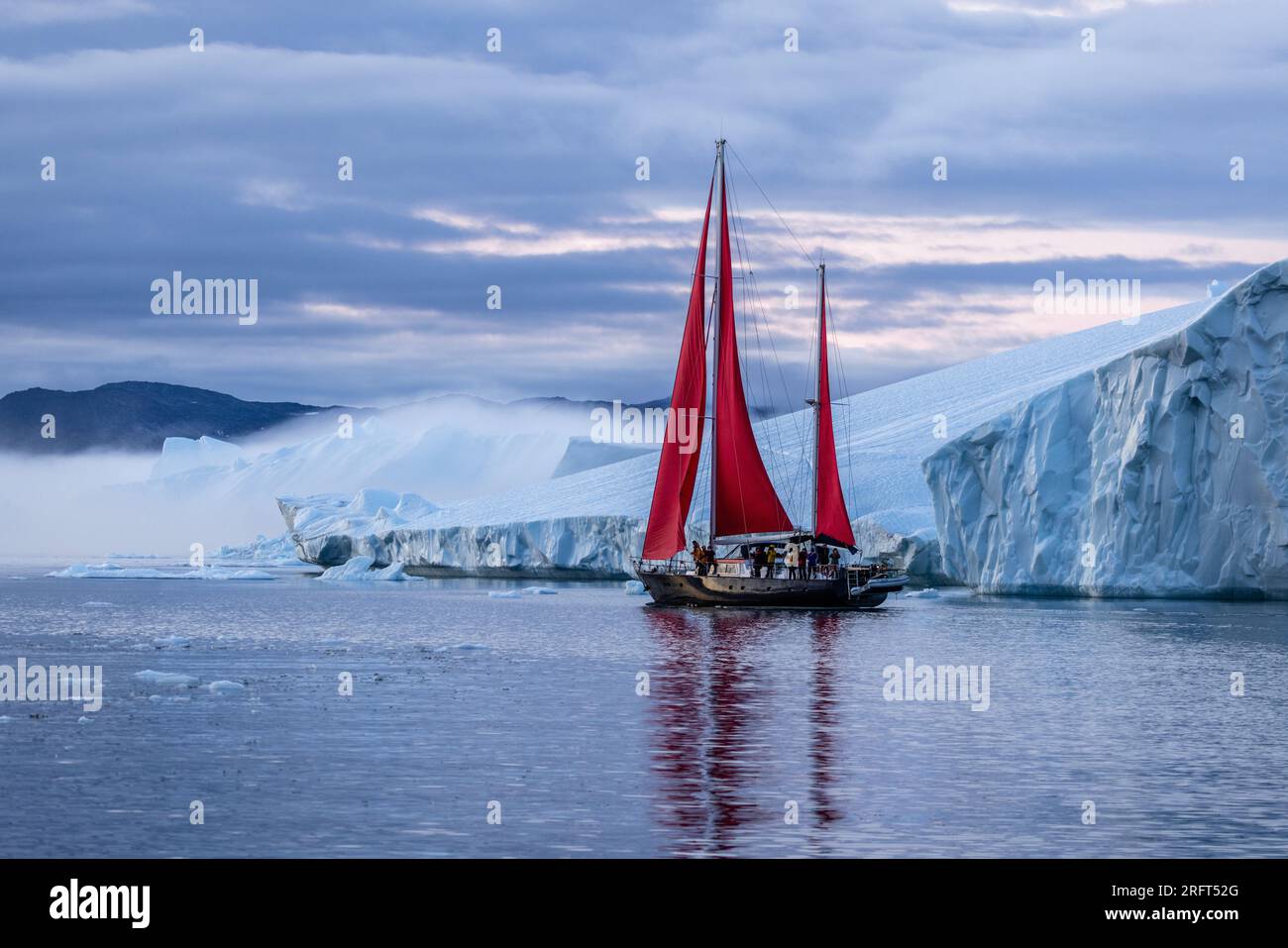 Des voiles rouges longent le fjord de glace d'Ilulissat au nord du ...