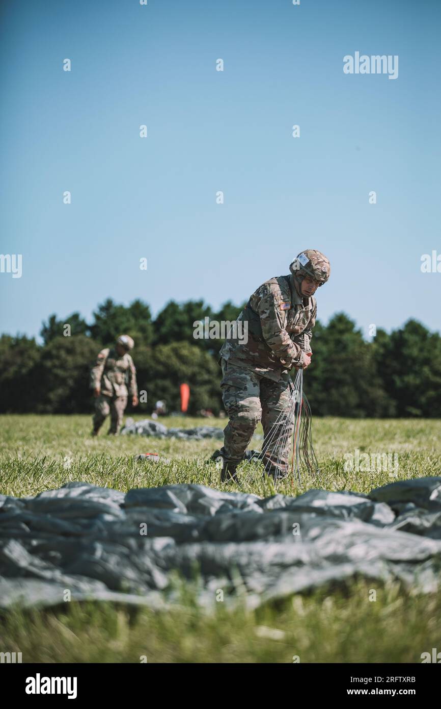UN AMÉRICAIN Army Paratrooper embarque son parachute après avoir sauté ...