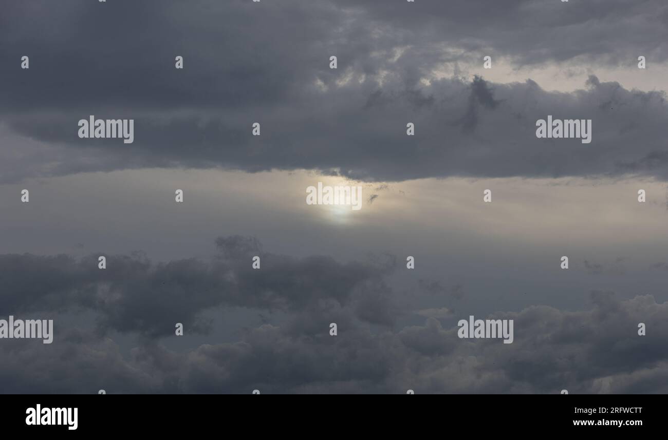 Ciel gris et soleil Banque de photographies et d’images à haute ...