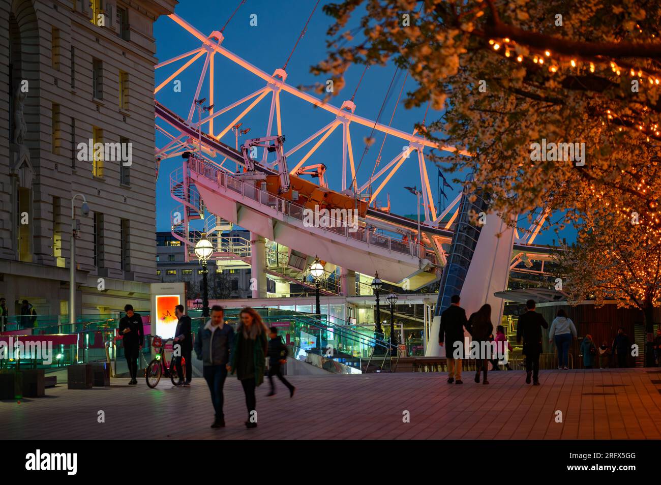 LONDRES - 22 avril 2023 : la base du London Eye est le lieu de la ...