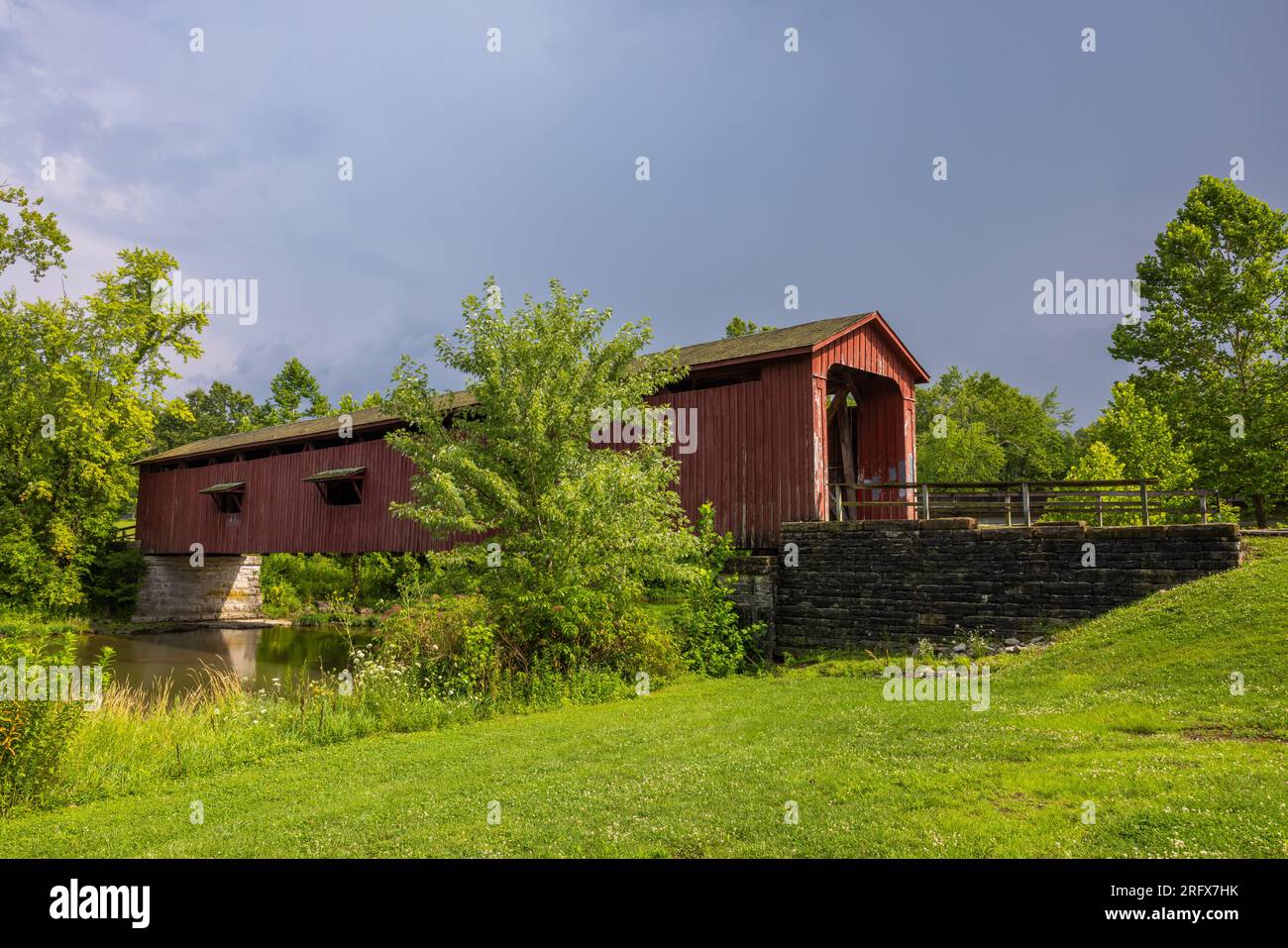 Pont couvert et moulin Banque de photographies et d’images à haute ...