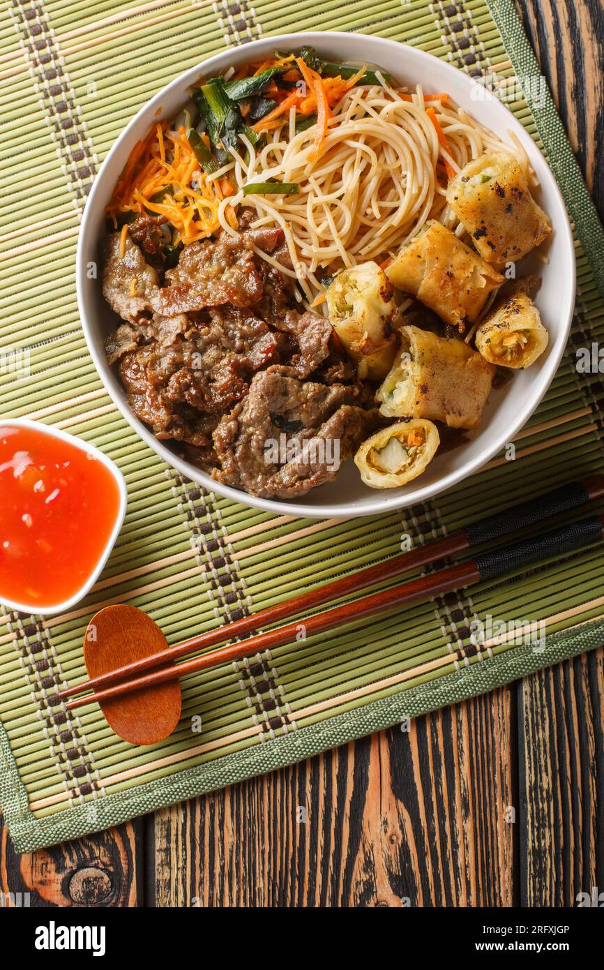 Bol de salade traditionnelle vietnamienne de nouilles Bun Bo Nam Bo ...