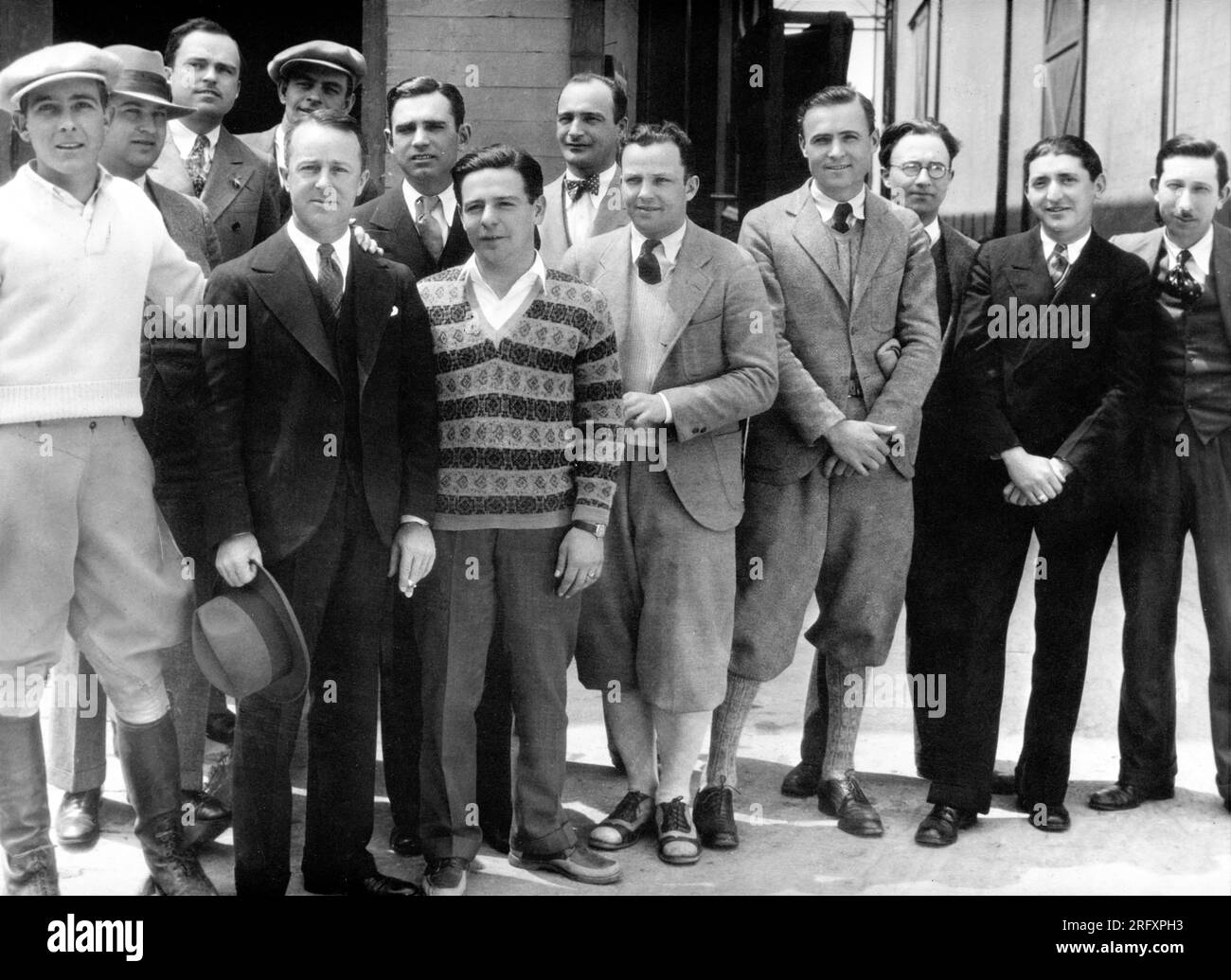 Assistant réalisateur HENRY HATHAWAY (4e à partir de la droite) avec un ...