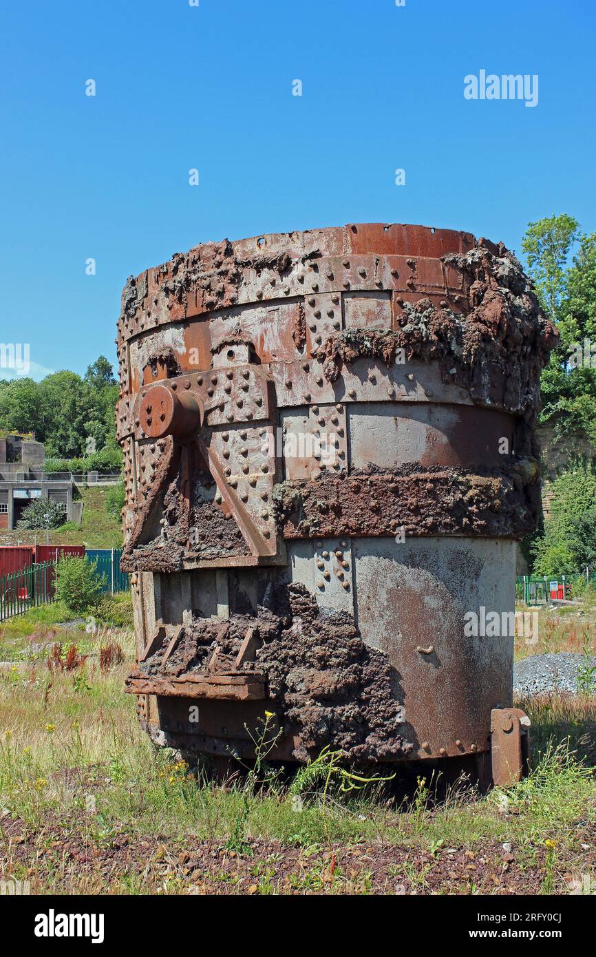 Steel crucible Banque de photographies et d’images à haute résolution ...