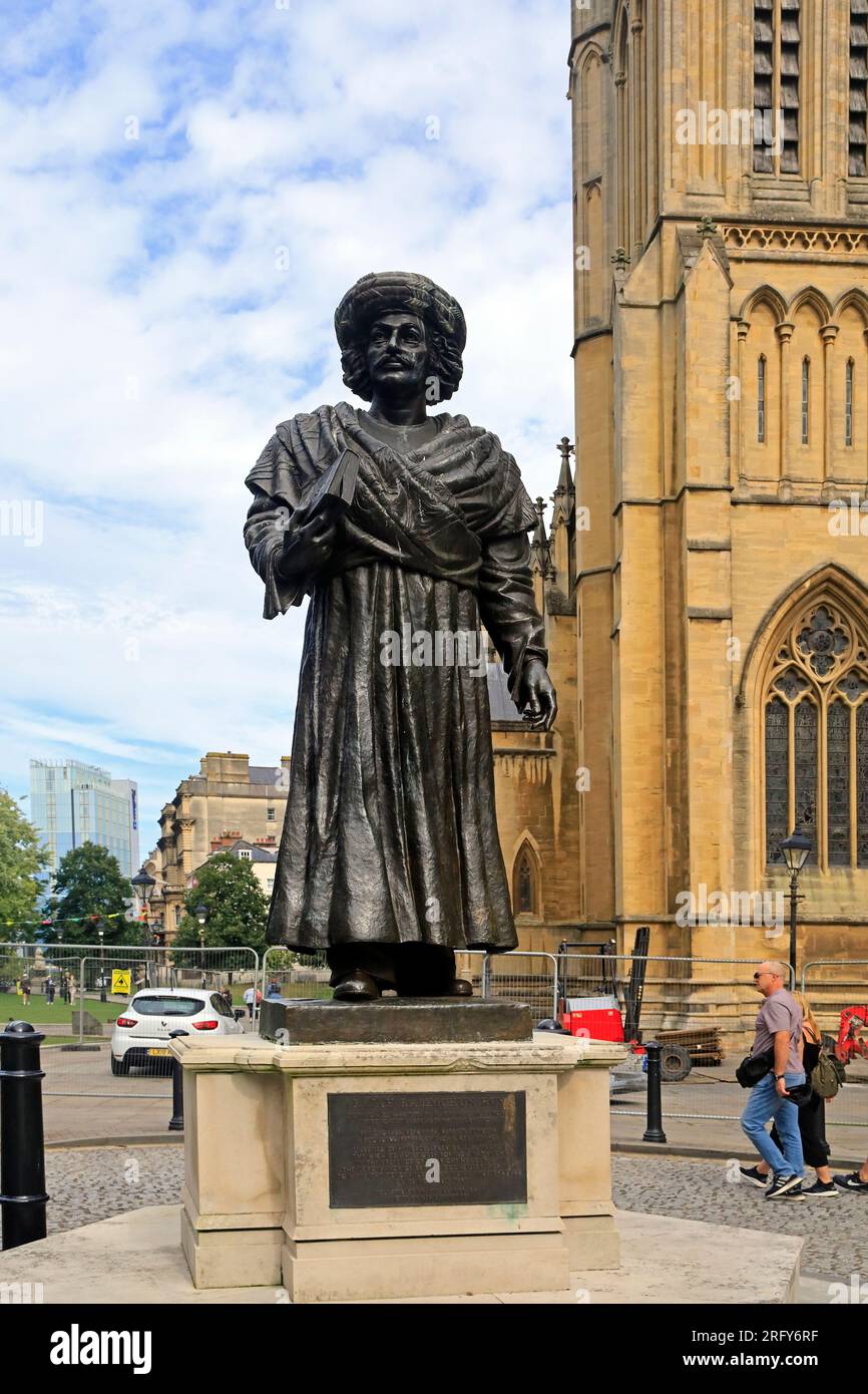 Grande statue en bronze de Rajah RAM Mohun Roy sculpteur Niranjan ...