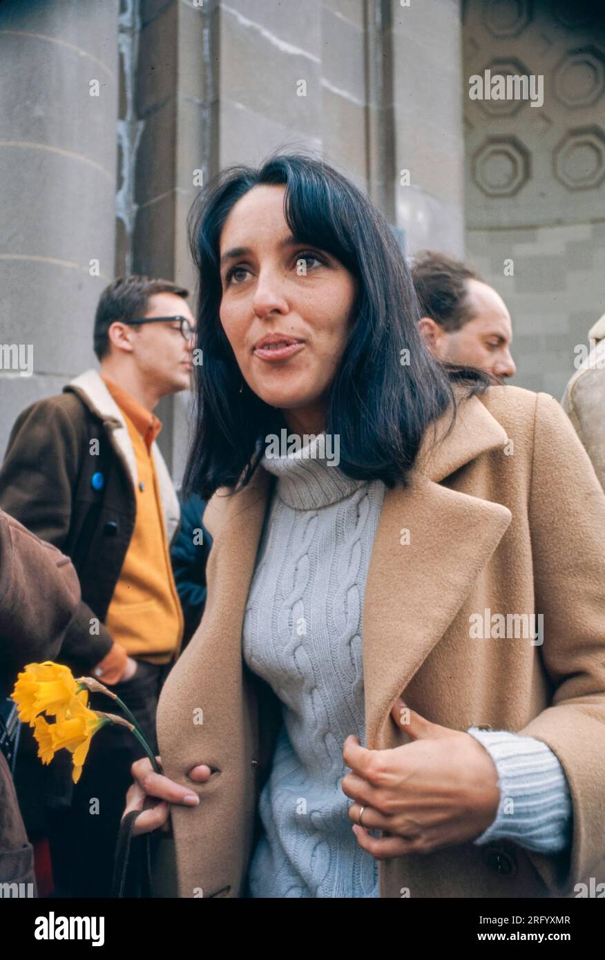 Joan Baez et son mari David Harris, manifestation anti-guerre, Central ...