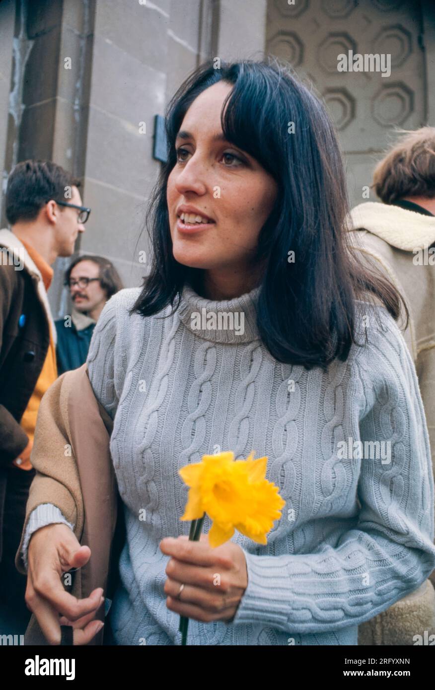 Joan Baez et son mari David Harris, manifestation anti-guerre, Central ...