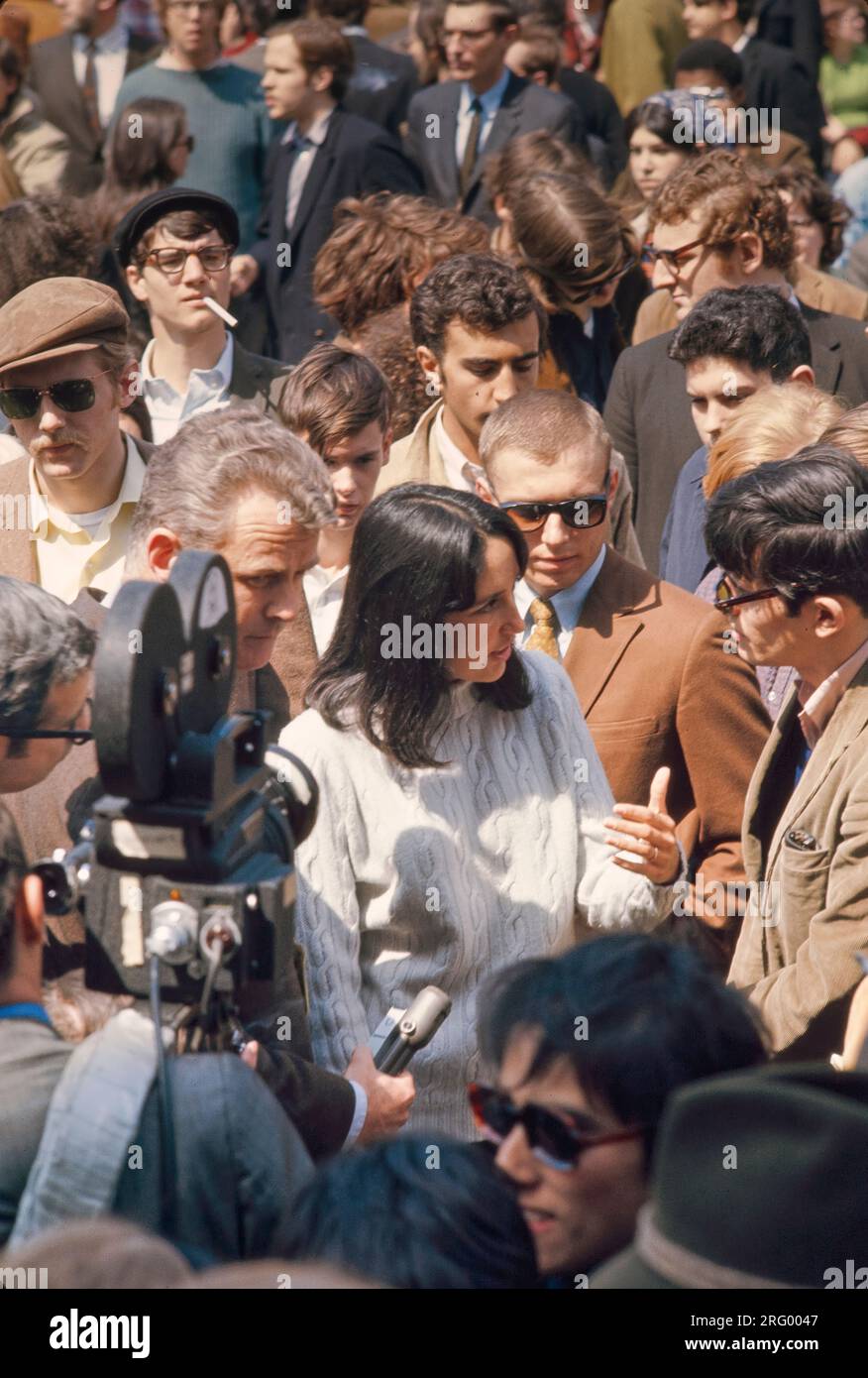 Joan Baez et son mari David Harris, manifestation anti-guerre, Central ...