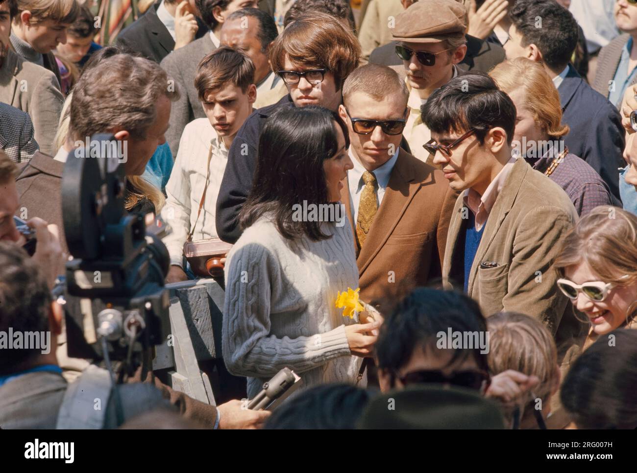 Joan Baez et son mari David Harris, manifestation anti-guerre, Central ...