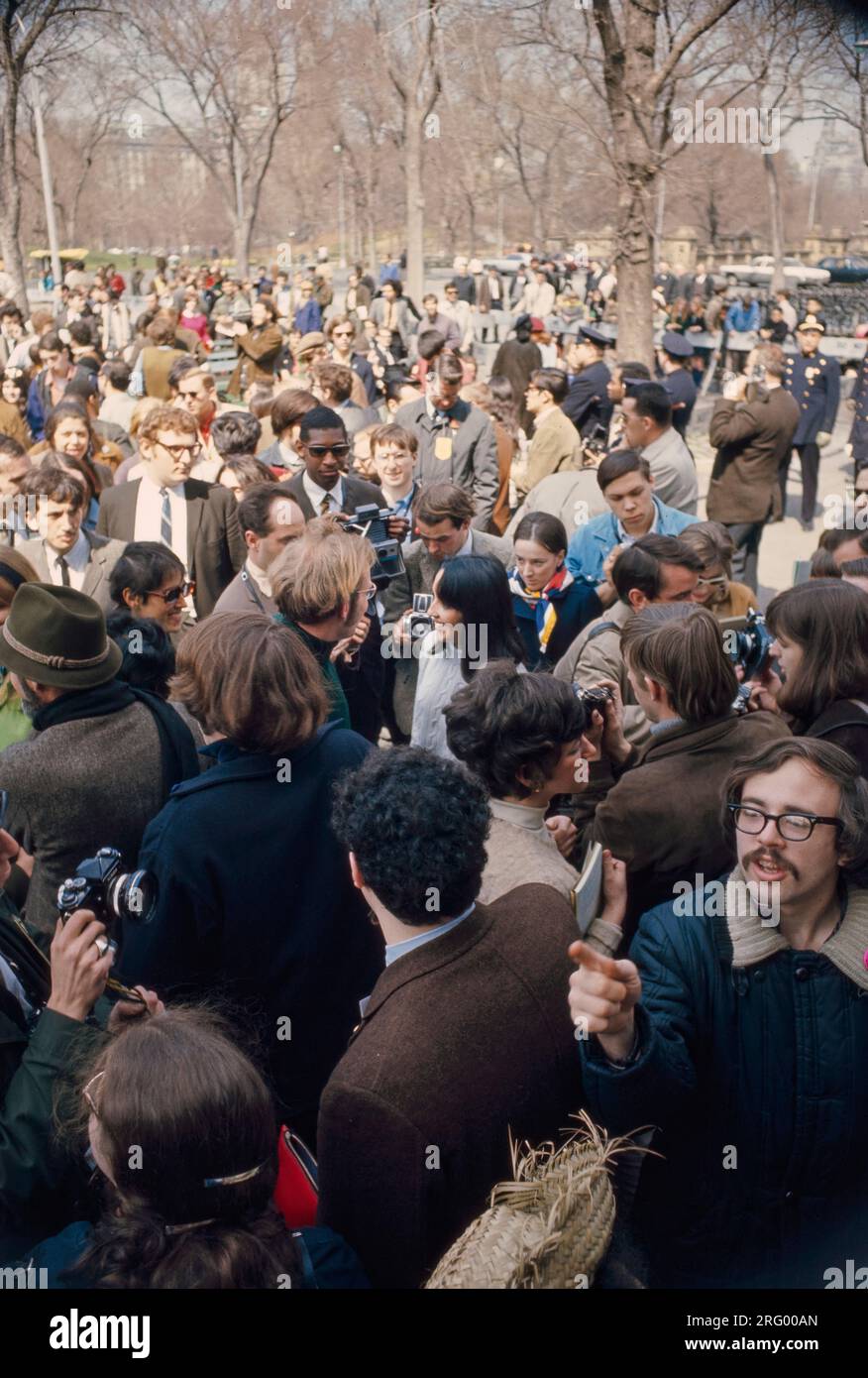 Joan Baez et son mari David Harris, manifestation anti-guerre, Central ...