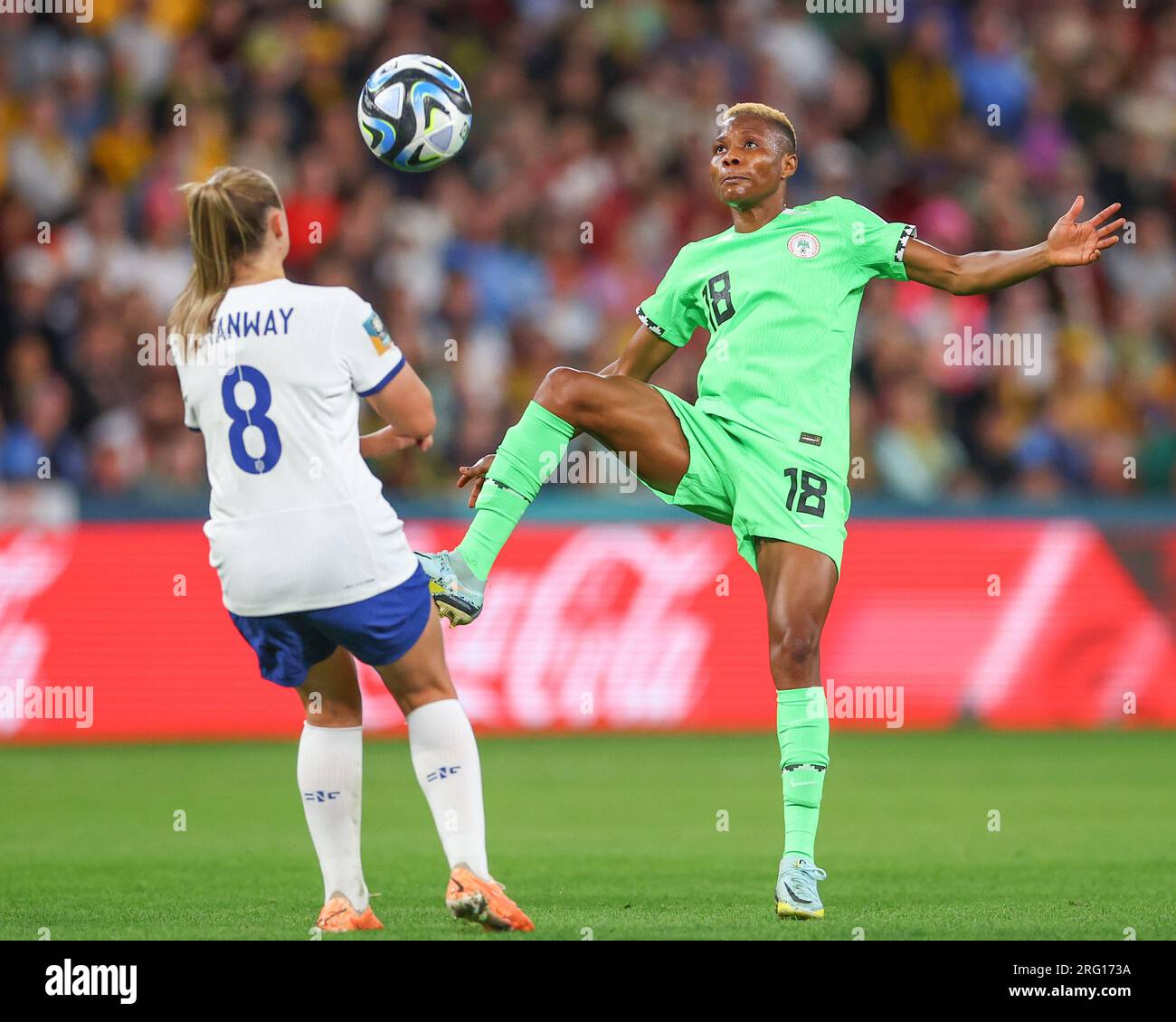 Halimatu Ayinde #18 du Nigeria passe le ballon lors du match de la ...