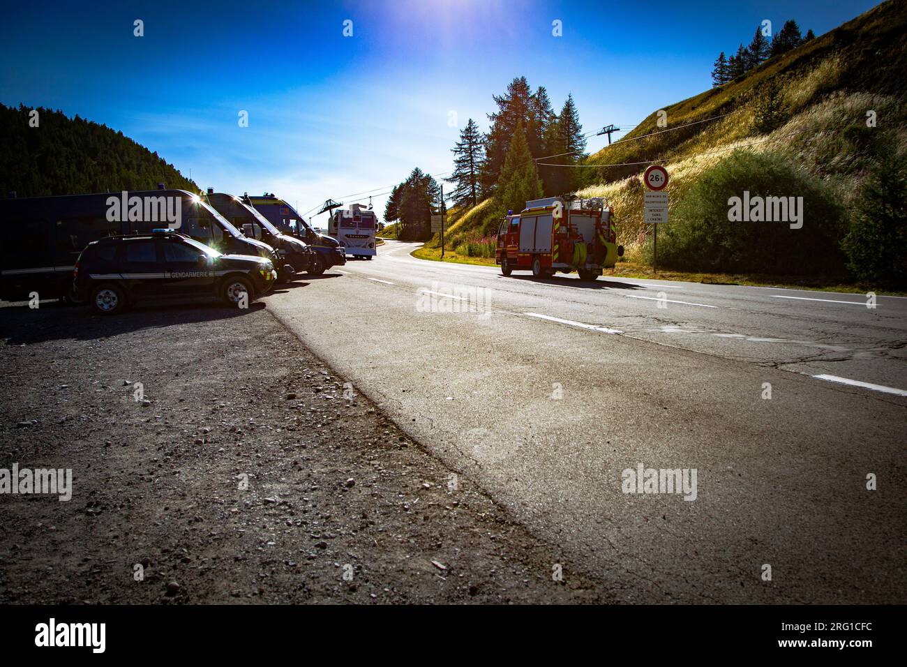 Montgenèvre, France. 13 juillet 2023. Des camions de gendarmerie, un ...