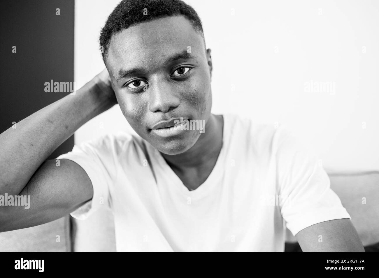 Homme noir content Banque d'images noir et blanc - Alamy