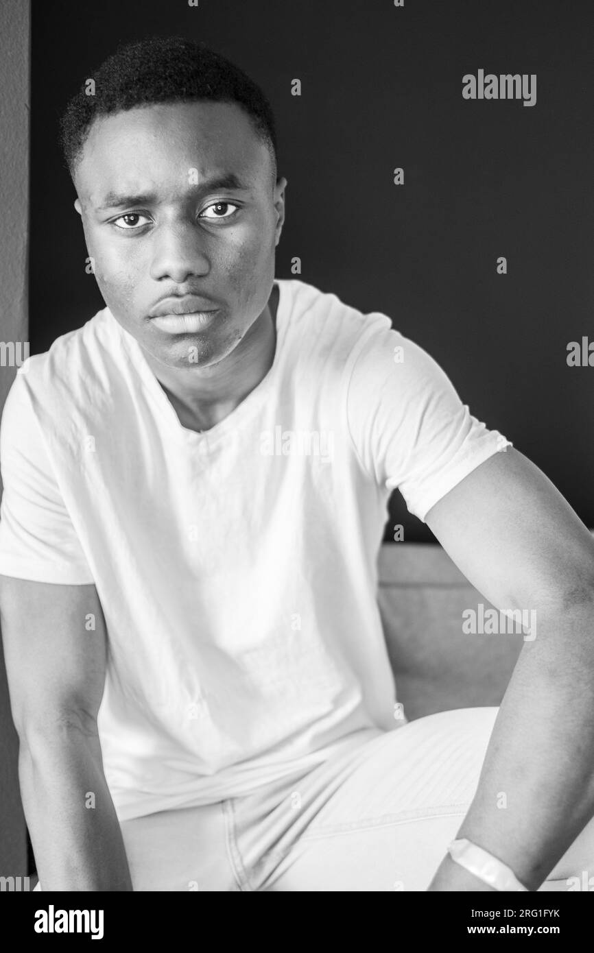 Homme noir content Banque d'images noir et blanc - Alamy