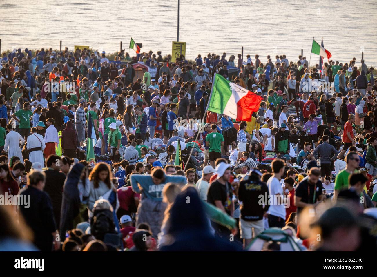 Lisbonne, Portugal. 06 août 2023. Des centaines de pèlerins attendent ...
