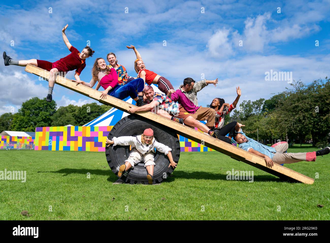 Le Revel Puck Circus joue une partie de leur spectacle The Wing Scuffle ...