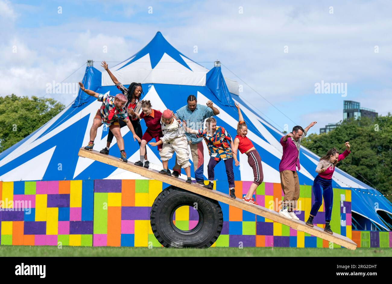 Le Revel Puck Circus joue une partie de leur spectacle The Wing Scuffle ...