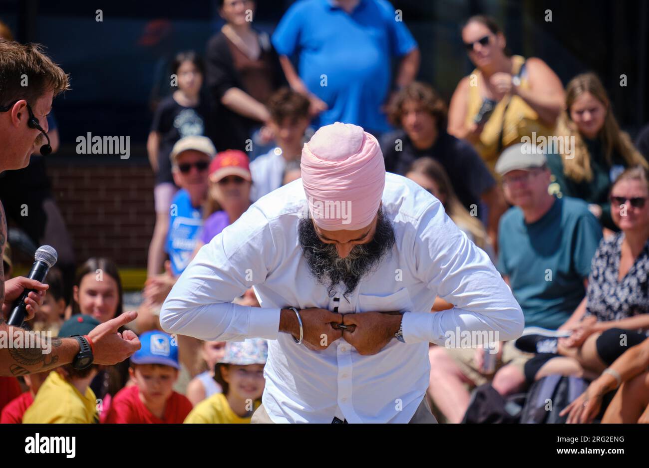 Le chef du NPD, Jagmeet Singh, fait du bénévolat ludique pour le busker ...